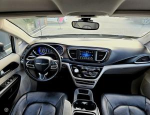 Brown Chrysler Pacifica 2017 in Taurage, with an engine capacity of 3.61 L and mileage of 145 thousand km for 12800 €, photo 15 on AUTOMOTO.COM.LV