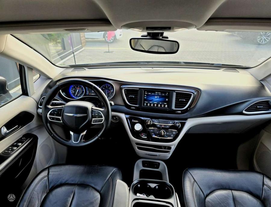 Brown Chrysler Pacifica 2017 in Taurage, with an engine capacity of 3.61 L and mileage of 145 thousand km for 12800 €, photo 15 on AUTOMOTO.COM.LV