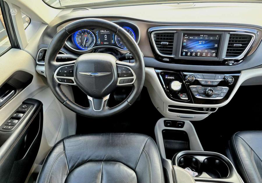 Brown Chrysler Pacifica 2017 in Taurage, with an engine capacity of 3.61 L and mileage of 145 thousand km for 12800 €, photo 16 on AUTOMOTO.COM.LV