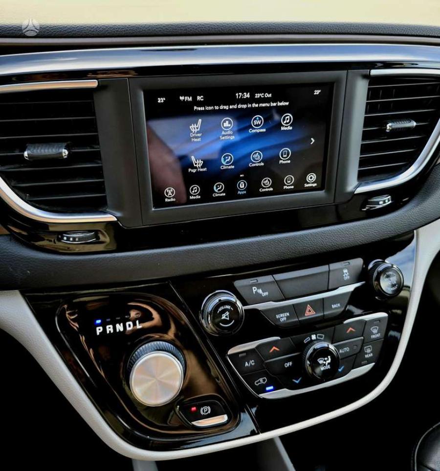 Brown Chrysler Pacifica 2017 in Taurage, with an engine capacity of 3.61 L and mileage of 145 thousand km for 12800 €, photo 19 on AUTOMOTO.COM.LV
