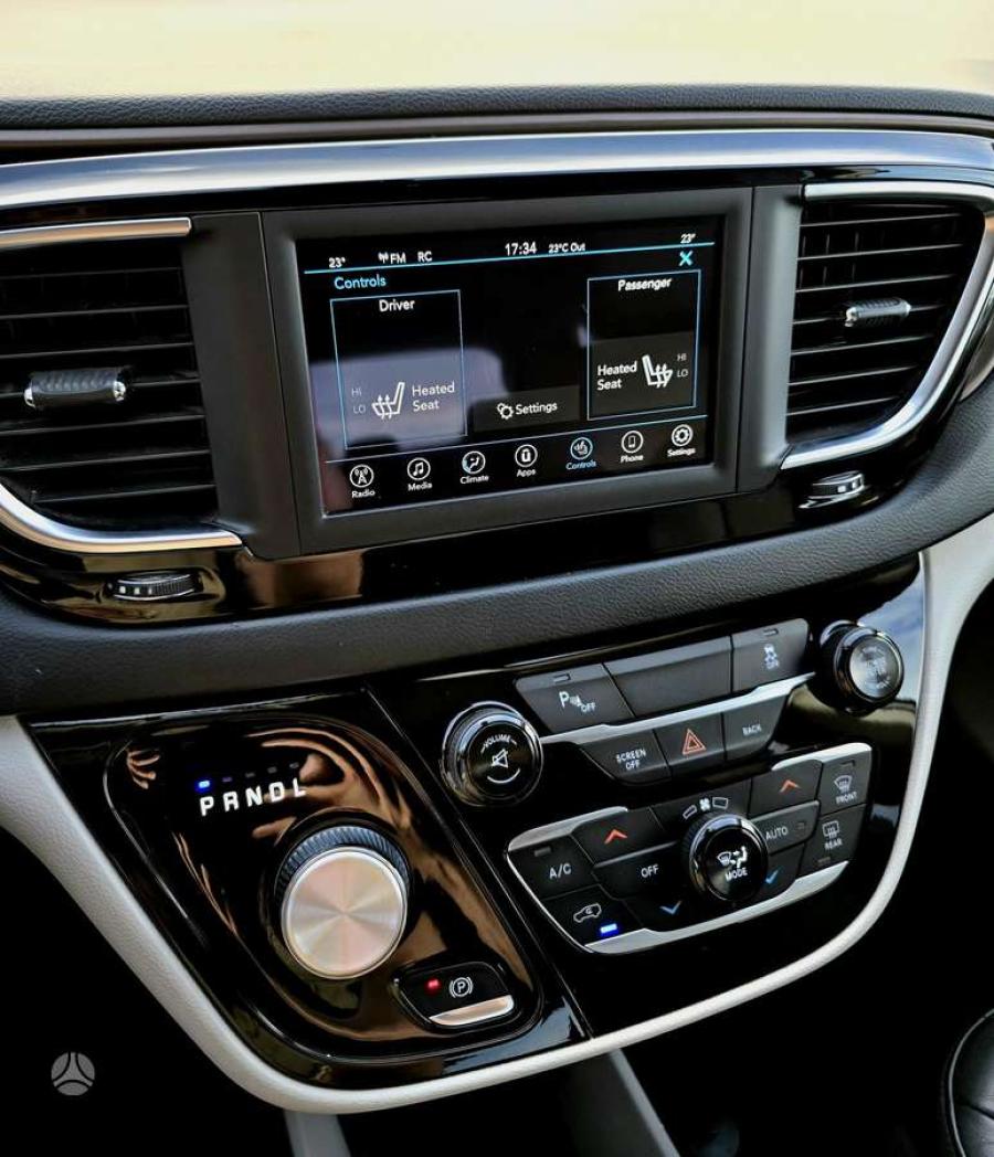Brown Chrysler Pacifica 2017 in Taurage, with an engine capacity of 3.61 L and mileage of 145 thousand km for 12800 €, photo 20 on AUTOMOTO.COM.LV