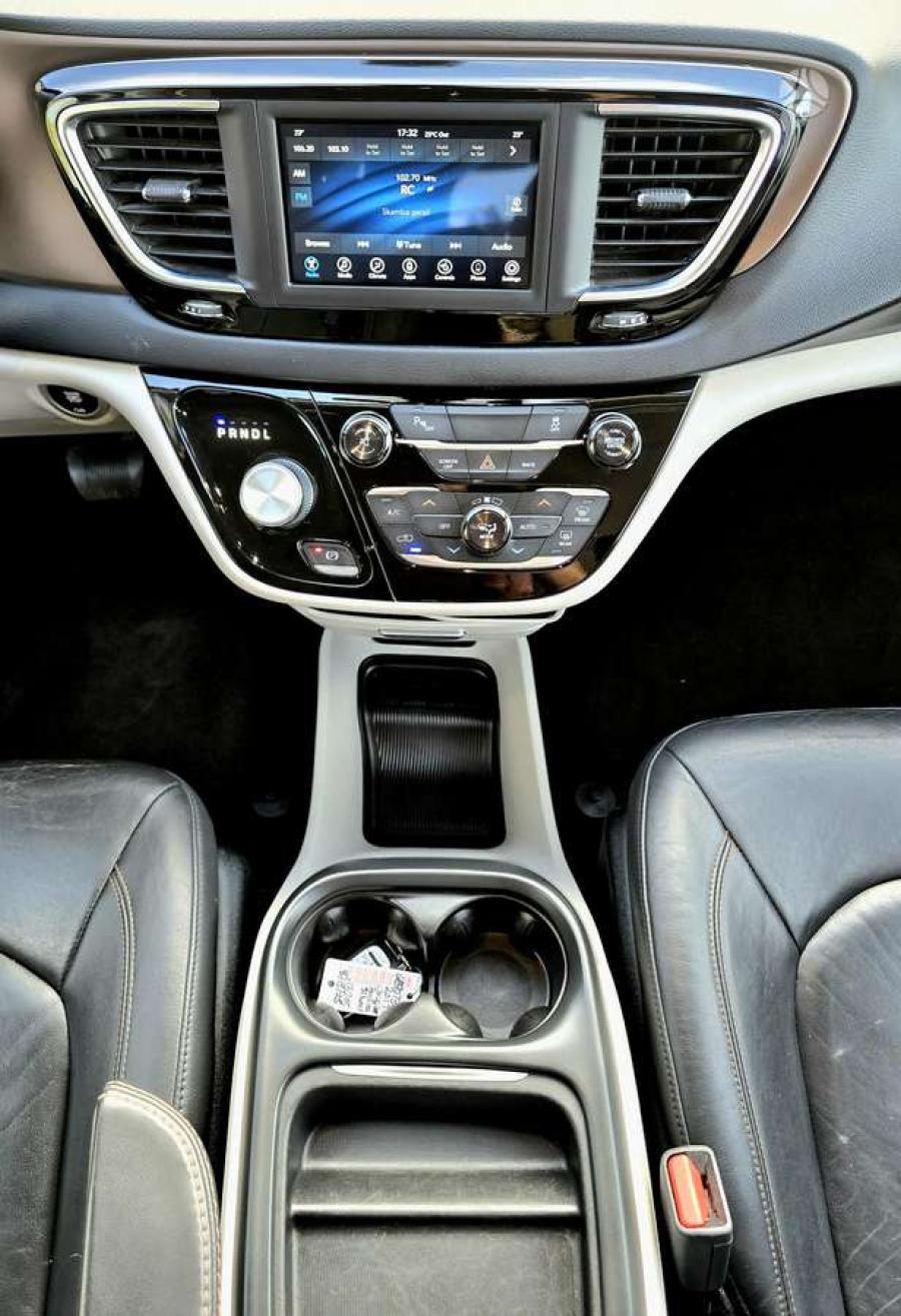 Brown Chrysler Pacifica 2017 in Taurage, with an engine capacity of 3.61 L and mileage of 145 thousand km for 12800 €, photo 24 on AUTOMOTO.COM.LV