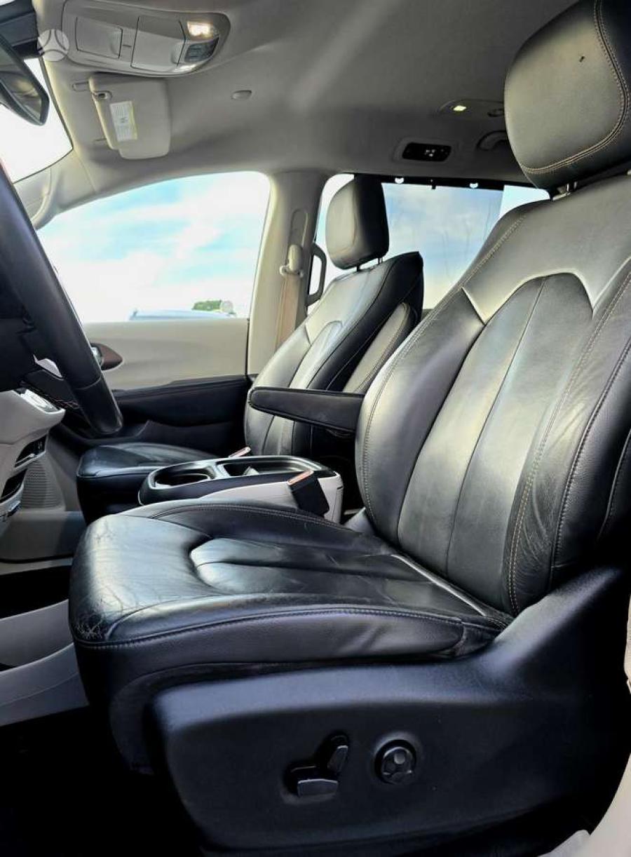 Brown Chrysler Pacifica 2017 in Taurage, with an engine capacity of 3.61 L and mileage of 145 thousand km for 12800 €, photo 25 on AUTOMOTO.COM.LV