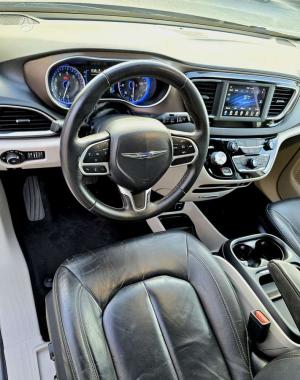 Brown Chrysler Pacifica 2017 in Taurage, with an engine capacity of 3.61 L and mileage of 145 thousand km for 12800 €, photo 26 on AUTOMOTO.COM.LV