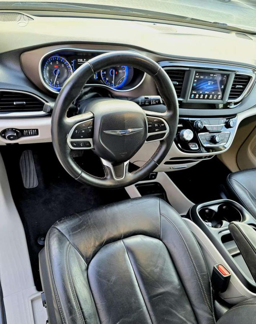 Brown Chrysler Pacifica 2017 in Taurage, with an engine capacity of 3.61 L and mileage of 145 thousand km for 12800 €, photo 26 on AUTOMOTO.COM.LV