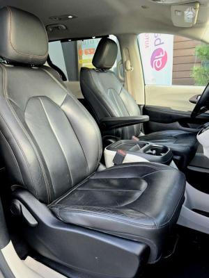 Brown Chrysler Pacifica 2017 in Taurage, with an engine capacity of 3.61 L and mileage of 145 thousand km for 12800 €, photo 27 on AUTOMOTO.COM.LV