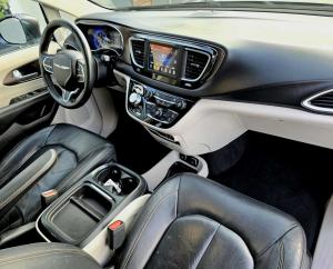 Brown Chrysler Pacifica 2017 in Taurage, with an engine capacity of 3.61 L and mileage of 145 thousand km for 12800 €, photo 28 on AUTOMOTO.COM.LV