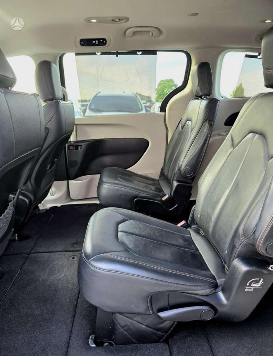 Brown Chrysler Pacifica 2017 in Taurage, with an engine capacity of 3.61 L and mileage of 145 thousand km for 12800 €, photo 29 on AUTOMOTO.COM.LV