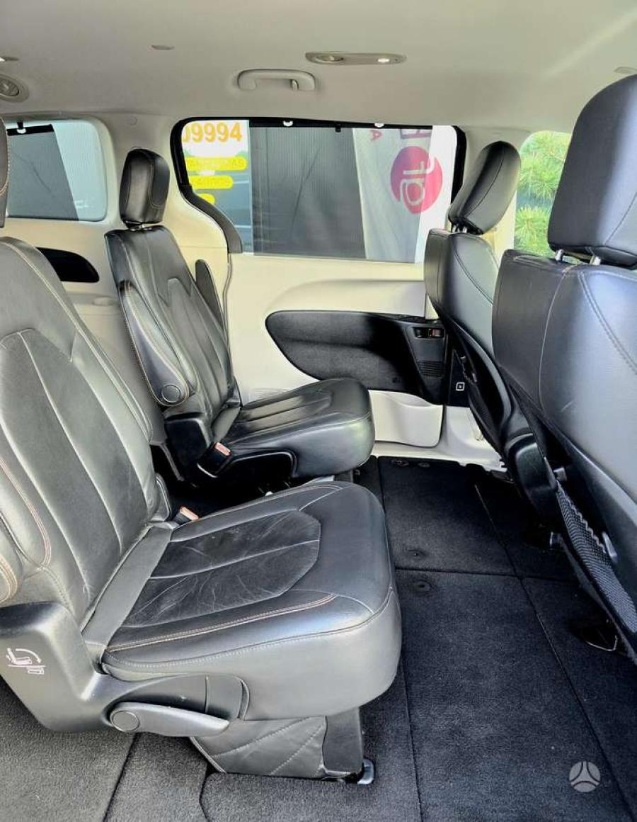 Brown Chrysler Pacifica 2017 in Taurage, with an engine capacity of 3.61 L and mileage of 145 thousand km for 12800 €, photo 31 on AUTOMOTO.COM.LV