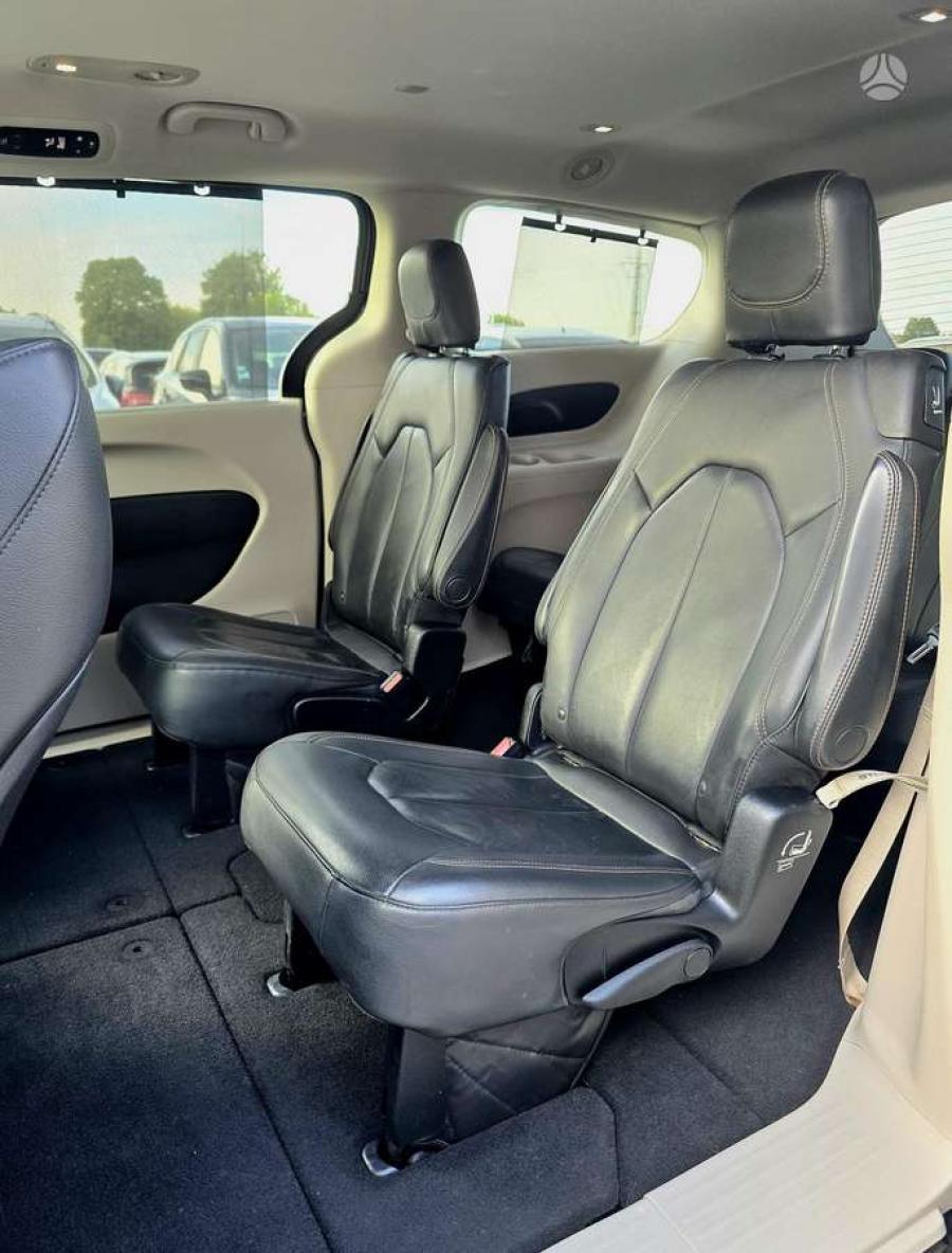 Brown Chrysler Pacifica 2017 in Taurage, with an engine capacity of 3.61 L and mileage of 145 thousand km for 12800 €, photo 32 on AUTOMOTO.COM.LV