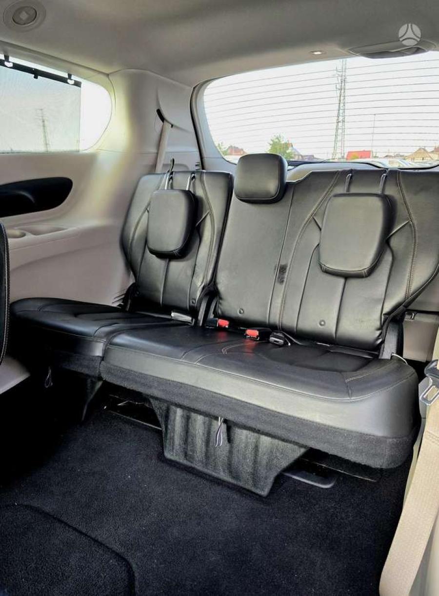 Brown Chrysler Pacifica 2017 in Taurage, with an engine capacity of 3.61 L and mileage of 145 thousand km for 12800 €, photo 33 on AUTOMOTO.COM.LV