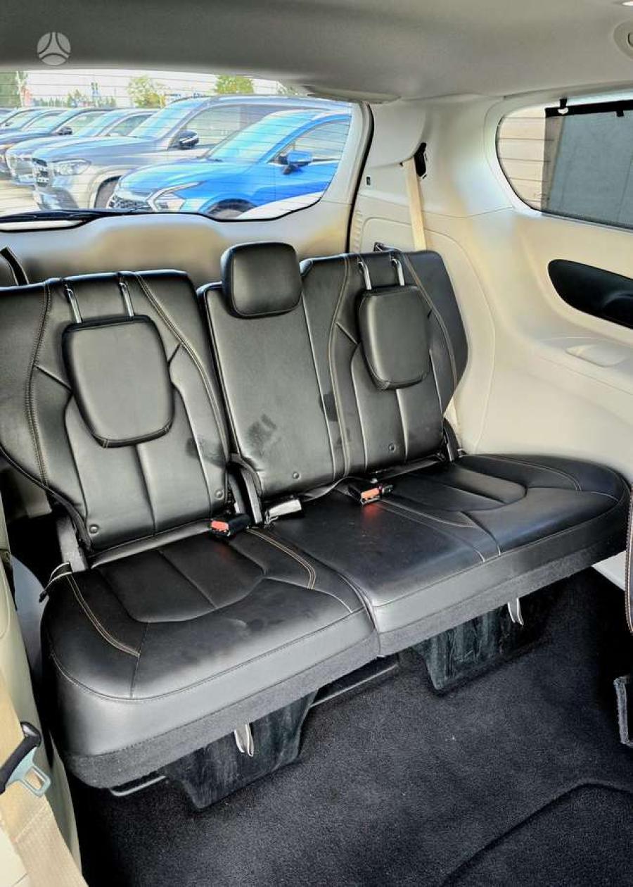Brown Chrysler Pacifica 2017 in Taurage, with an engine capacity of 3.61 L and mileage of 145 thousand km for 12800 €, photo 34 on AUTOMOTO.COM.LV