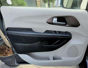 Brown Chrysler Pacifica 2017 in Taurage, with an engine capacity of 3.61 L and mileage of 145 thousand km for 12800 €, photo 39 on AUTOMOTO.COM.LV