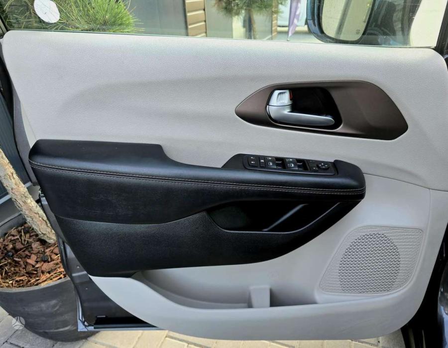 Brown Chrysler Pacifica 2017 in Taurage, with an engine capacity of 3.61 L and mileage of 145 thousand km for 12800 €, photo 39 on AUTOMOTO.COM.LV