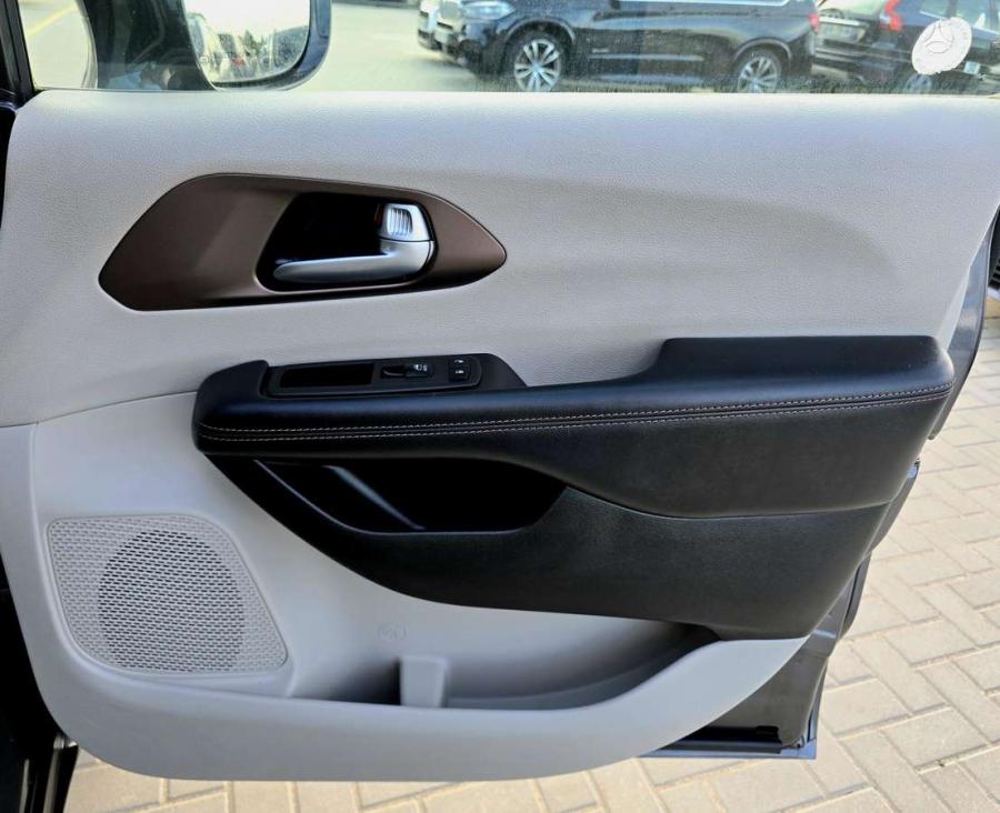 Brown Chrysler Pacifica 2017 in Taurage, with an engine capacity of 3.61 L and mileage of 145 thousand km for 12800 €, photo 40 on AUTOMOTO.COM.LV