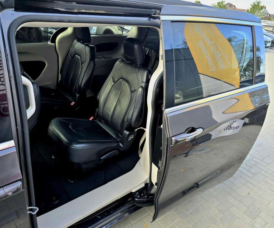 Brown Chrysler Pacifica 2017 in Taurage, with an engine capacity of 3.61 L and mileage of 145 thousand km for 12800 €, photo 41 on AUTOMOTO.COM.LV