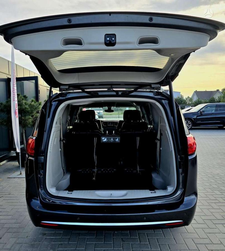 Brown Chrysler Pacifica 2017 in Taurage, with an engine capacity of 3.61 L and mileage of 145 thousand km for 12800 €, photo 43 on AUTOMOTO.COM.LV