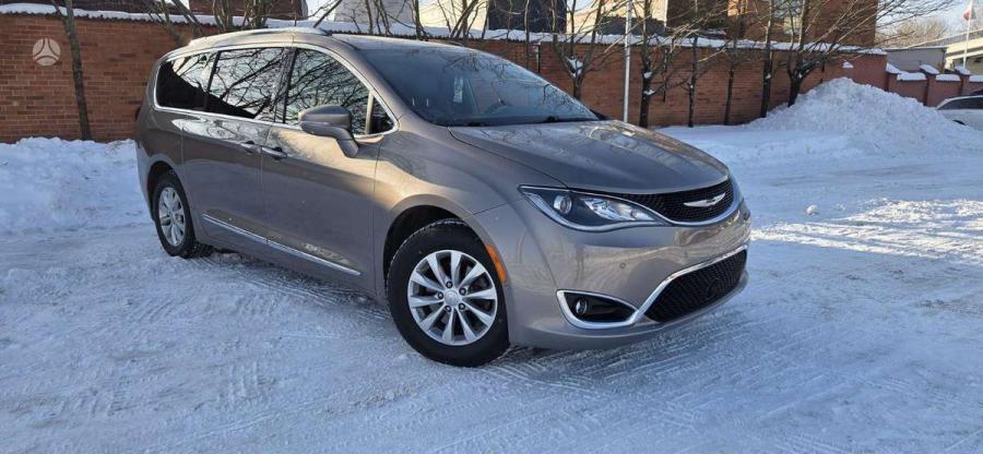 Brūns Chrysler Pacifica 2018 Šauļi, ar dzinēja tilpumu 3.61 L un nobraukumu 145 tūkst. km par 17900 €, foto 1 vietnē AUTOMOTO.COM.LV