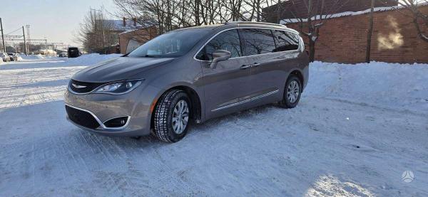 Brown Chrysler Pacifica 2018 in Siauliai, with an engine capacity of 3.61 L and mileage of 145 thousand km for 17900 €, photo 2 on AUTOMOTO.COM.LV