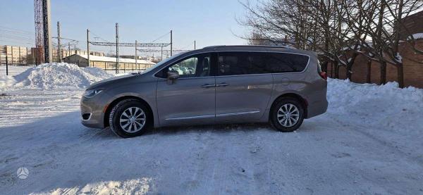 Brown Chrysler Pacifica 2018 in Siauliai, with an engine capacity of 3.61 L and mileage of 145 thousand km for 17900 €, photo 3 on AUTOMOTO.COM.LV