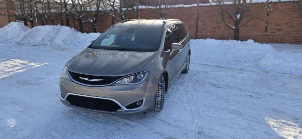 Brown Chrysler Pacifica 2018 in Siauliai, with an engine capacity of 3.61 L and mileage of 145 thousand km for 17900 €, photo 5 on AUTOMOTO.COM.LV