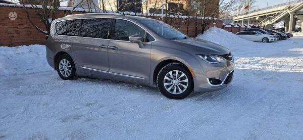 Brown Chrysler Pacifica 2018 in Siauliai, with an engine capacity of 3.61 L and mileage of 145 thousand km for 17900 €, photo 7 on AUTOMOTO.COM.LV