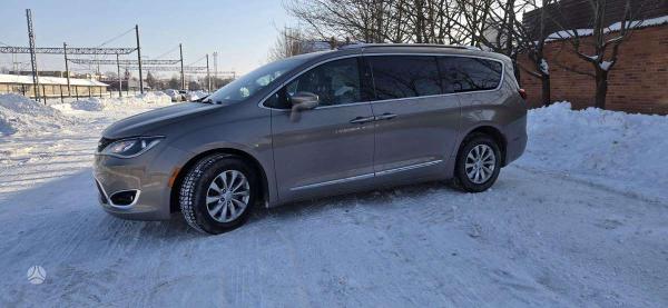 Brown Chrysler Pacifica 2018 in Siauliai, with an engine capacity of 3.61 L and mileage of 145 thousand km for 17900 €, photo 8 on AUTOMOTO.COM.LV