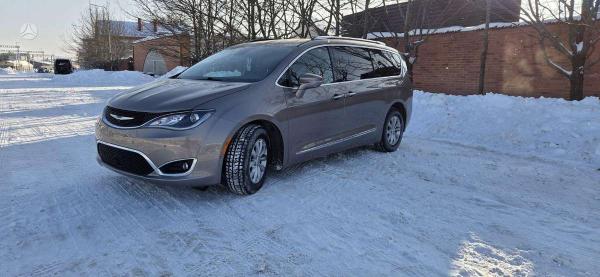 Brown Chrysler Pacifica 2018 in Siauliai, with an engine capacity of 3.61 L and mileage of 145 thousand km for 17900 €, photo 9 on AUTOMOTO.COM.LV