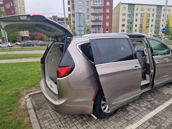 Chrysler Pacifica 2018 Viļņa vietnē Brūns Chrysler Pacifica 2018 Viļņa, ar dzinēja tilpumu 3.61 L un nobraukumu 167 tūkst. km par 15200 €, foto 6 vietnē AUTOMOTO.COM.LV