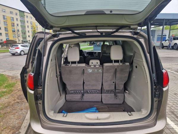 Chrysler Pacifica 2018 Viļņa vietnē Brūns Chrysler Pacifica 2018 Viļņa, ar dzinēja tilpumu 3.61 L un nobraukumu 167 tūkst. km par 15200 €, foto 7 vietnē AUTOMOTO.COM.LV