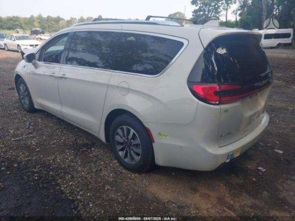 Brown Chrysler Pacifica 2021 in Klaipeda, with an engine capacity of 3.60 L and mileage of 1 thousand km for 12500 €, photo 3 on AUTOMOTO.COM.LV