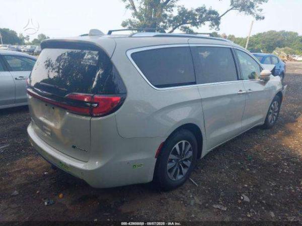 Brown Chrysler Pacifica 2021 in Klaipeda, with an engine capacity of 3.60 L and mileage of 1 thousand km for 12500 €, photo 4 on AUTOMOTO.COM.LV