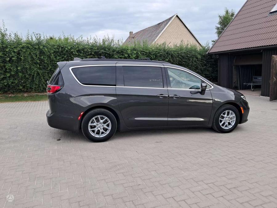 Brown Chrysler Pacifica 2022 in Plunge, with an engine capacity of 3.60 L and mileage of 132 thousand km for 21000 €, photo 4 on AUTOMOTO.COM.LV