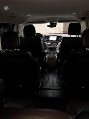 Brown Chrysler Pacifica 2022 in Plunge, with an engine capacity of 3.60 L and mileage of 132 thousand km for 21000 €, photo 9 on AUTOMOTO.COM.LV