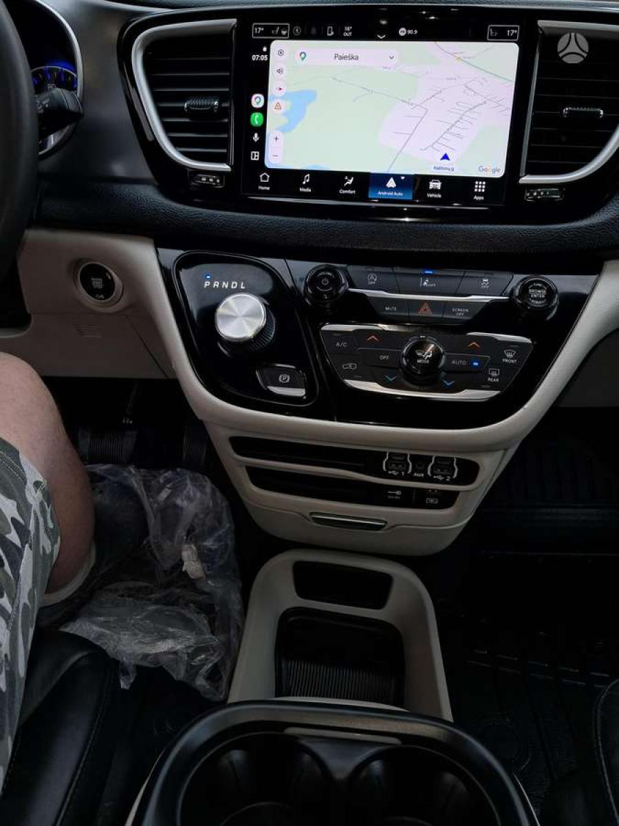 Brown Chrysler Pacifica 2022 in Plunge, with an engine capacity of 3.60 L and mileage of 132 thousand km for 21000 €, photo 16 on AUTOMOTO.COM.LV