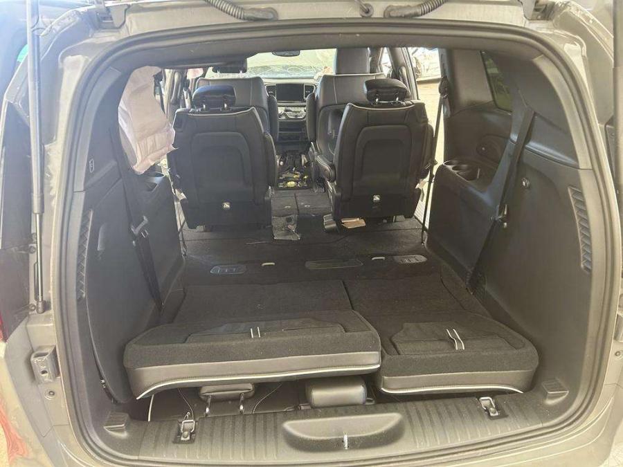 Brown Chrysler Pacifica 2025 in Siauliai, with an engine capacity of 0.00 L and mileage of 23 thousand km for 19990 €, photo 26 on AUTOMOTO.COM.LV