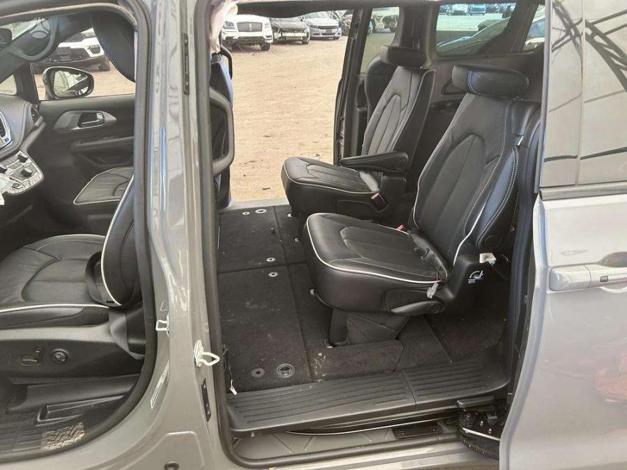 Brown Chrysler Pacifica 2025 in Siauliai, with an engine capacity of 0.00 L and mileage of 23 thousand km for 19990 €, photo 32 on AUTOMOTO.COM.LV
