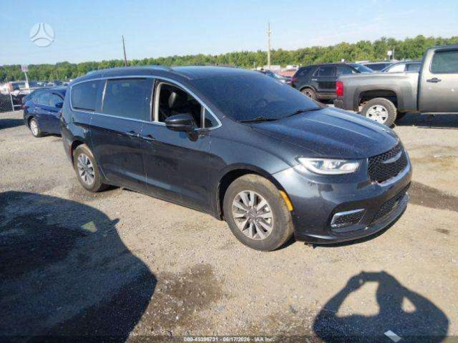 Grey Chrysler Pacifica 2021 in Vilnius, with an engine capacity of 0.00 L and mileage of 124 thousand km for 9800 €, photo 1 on AUTOMOTO.COM.LV