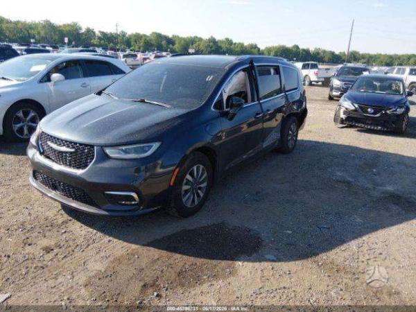 Grey Chrysler Pacifica 2021 in Vilnius, with an engine capacity of 0.00 L and mileage of 124 thousand km for 9800 €, photo 3 on AUTOMOTO.COM.LV