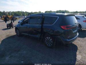 Grey Chrysler Pacifica 2021 in Vilnius, with an engine capacity of 0.00 L and mileage of 124 thousand km for 9800 €, photo 4 on AUTOMOTO.COM.LV