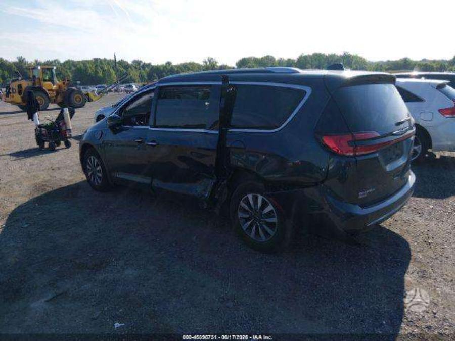 Grey Chrysler Pacifica 2021 in Vilnius, with an engine capacity of 0.00 L and mileage of 124 thousand km for 9800 €, photo 4 on AUTOMOTO.COM.LV