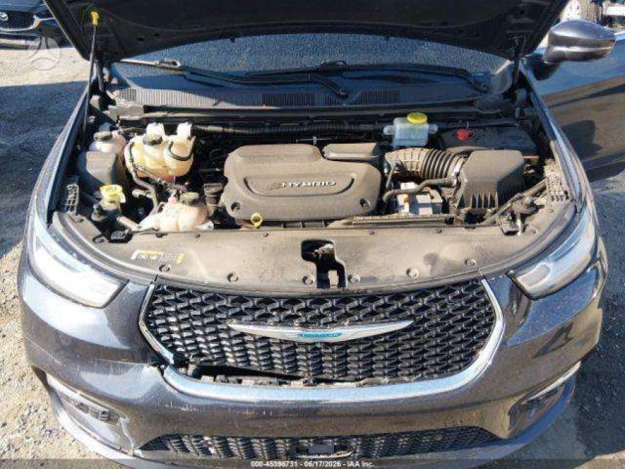 Grey Chrysler Pacifica 2021 in Vilnius, with an engine capacity of 0.00 L and mileage of 124 thousand km for 9800 €, photo 9 on AUTOMOTO.COM.LV