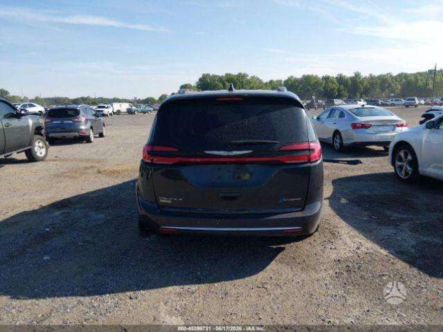 Grey Chrysler Pacifica 2021 in Vilnius, with an engine capacity of 0.00 L and mileage of 124 thousand km for 9800 €, photo 14 on AUTOMOTO.COM.LV