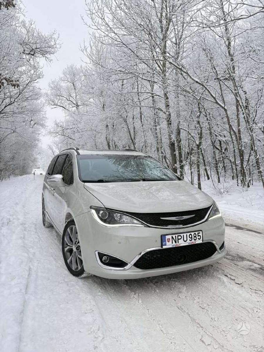 Grey Chrysler Pacifica 2020 in Kaunas, with an engine capacity of 3.60 L and mileage of 133 thousand km for 22500 €, photo 1 on AUTOMOTO.COM.LV
