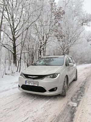 Grey Chrysler Pacifica 2020 in Kaunas, with an engine capacity of 3.60 L and mileage of 133 thousand km for 22500 €, photo 2 on AUTOMOTO.COM.LV