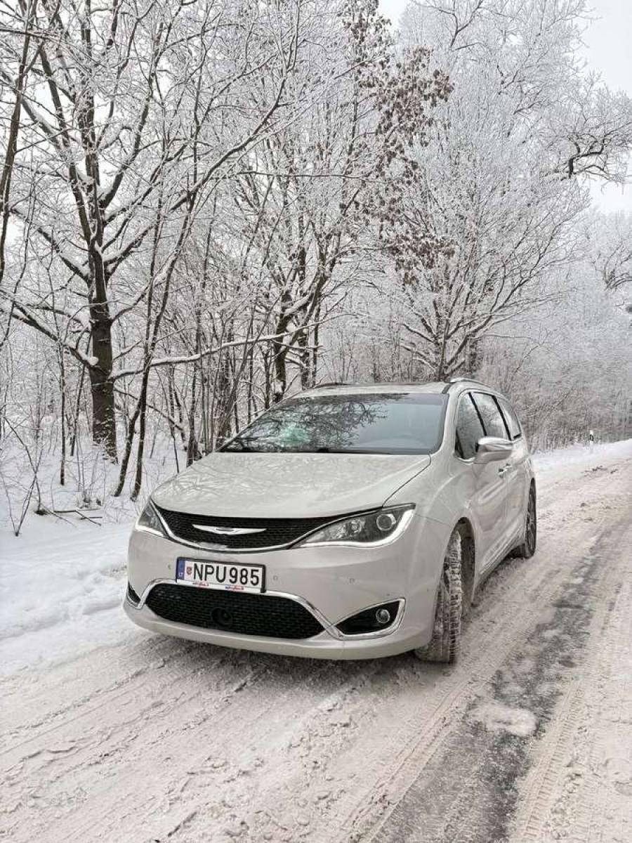 Grey Chrysler Pacifica 2020 in Kaunas, with an engine capacity of 3.60 L and mileage of 133 thousand km for 22500 €, photo 2 on AUTOMOTO.COM.LV
