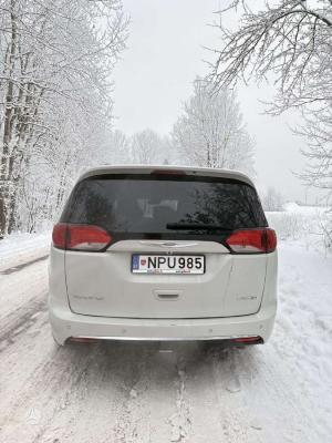 Grey Chrysler Pacifica 2020 in Kaunas, with an engine capacity of 3.60 L and mileage of 133 thousand km for 22500 €, photo 3 on AUTOMOTO.COM.LV