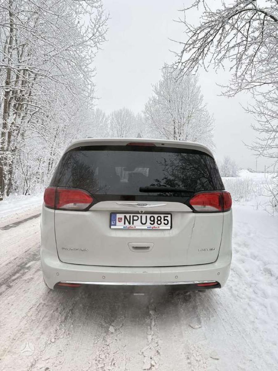 Grey Chrysler Pacifica 2020 in Kaunas, with an engine capacity of 3.60 L and mileage of 133 thousand km for 22500 €, photo 3 on AUTOMOTO.COM.LV