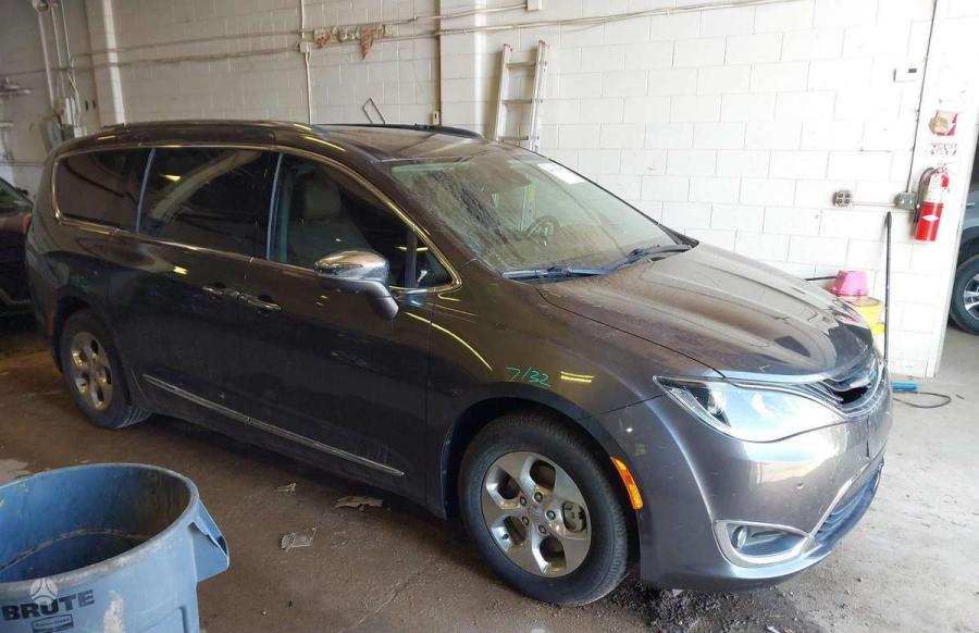 Grey Chrysler Pacifica 2014 in Vilnius, with an engine capacity of 3.61 L and mileage of 101 thousand km for 10800 €, photo 1 on AUTOMOTO.COM.LV
