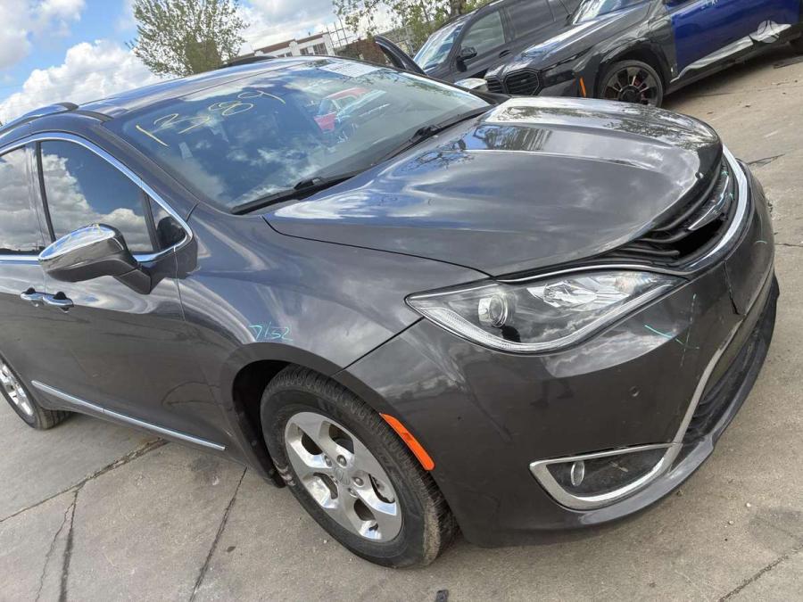 Grey Chrysler Pacifica 2014 in Vilnius, with an engine capacity of 3.61 L and mileage of 101 thousand km for 10800 €, photo 3 on AUTOMOTO.COM.LV